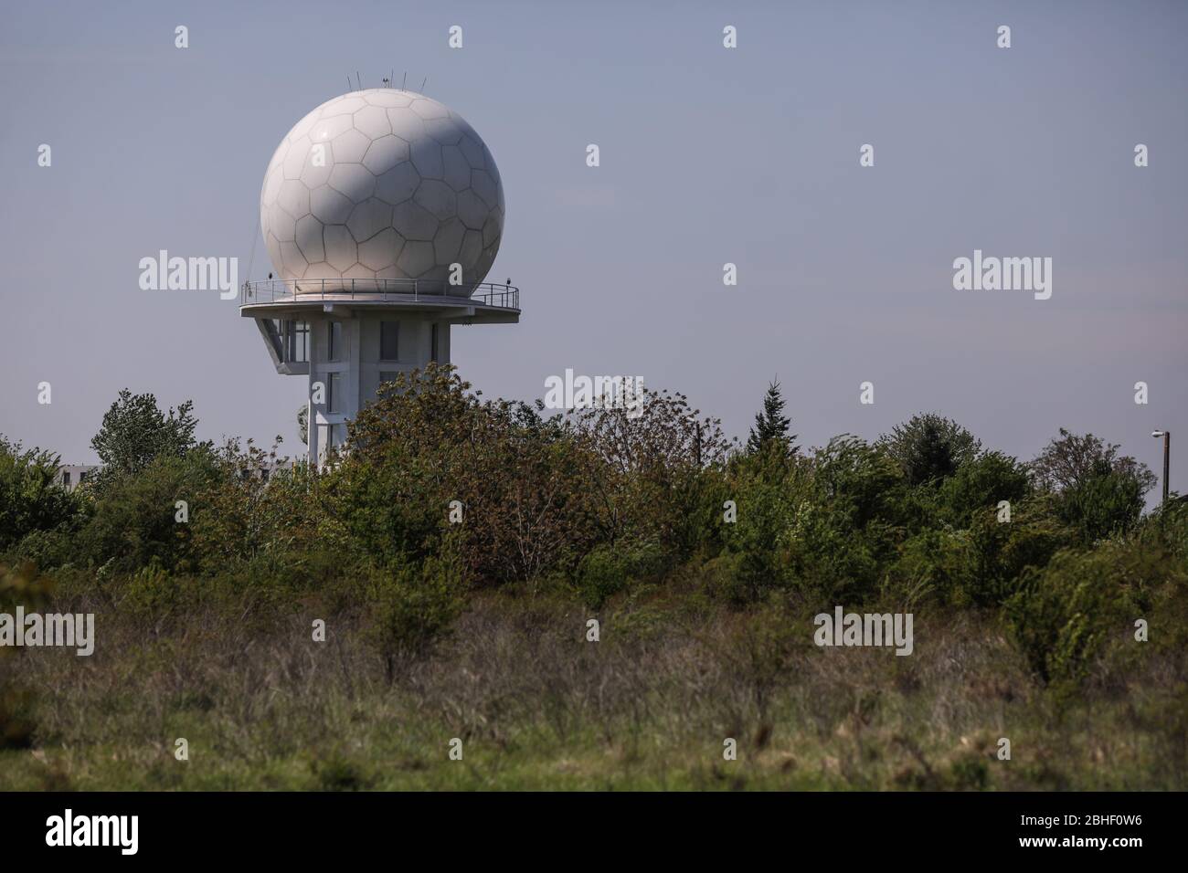 Air traffic control radar antenna hi-res stock photography and images ...