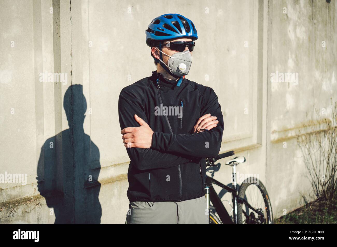 Smog mask bike hi-res stock photography and images - Alamy