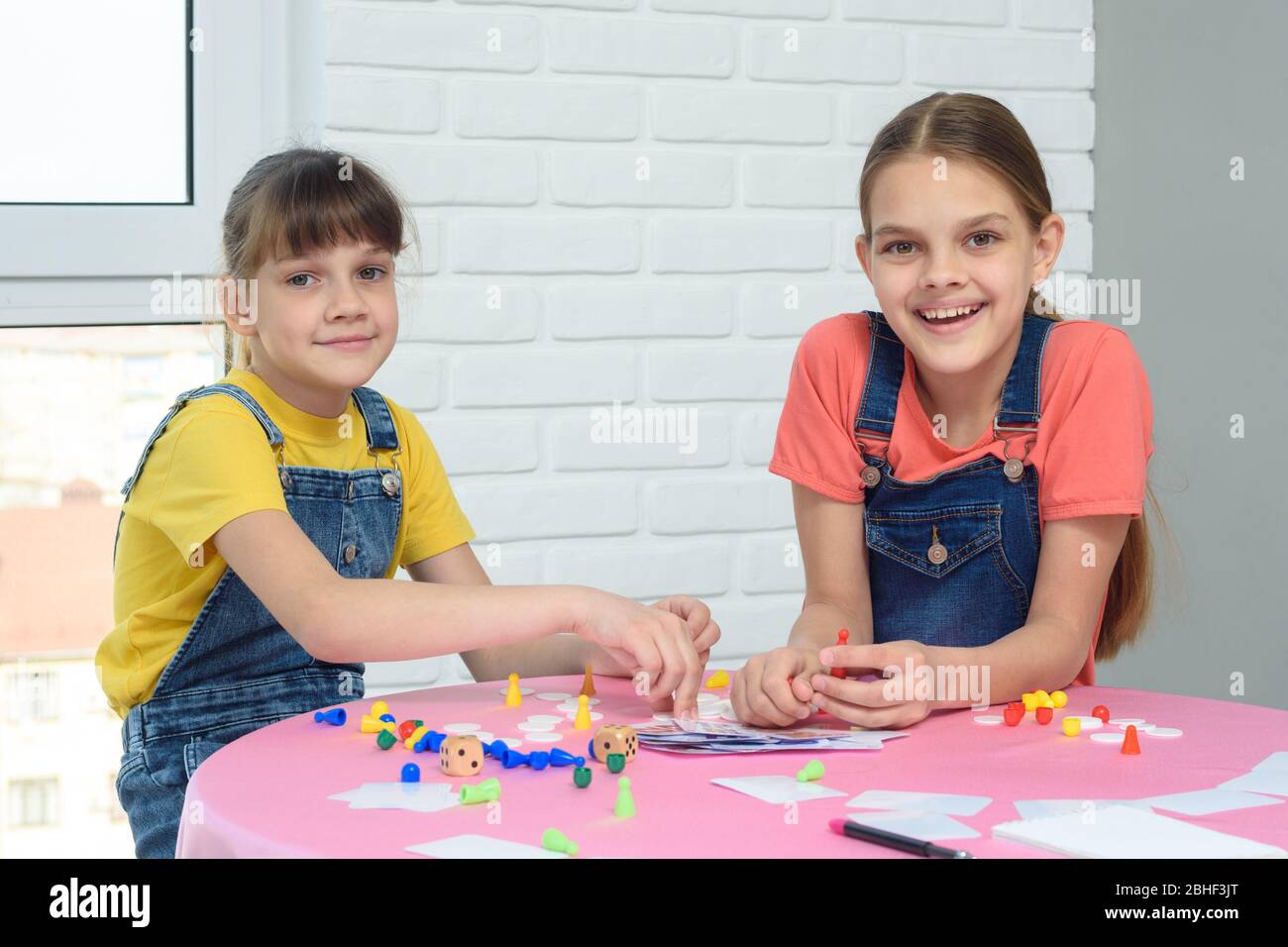 Two girls playing board game hi-res stock photography and images - Alamy