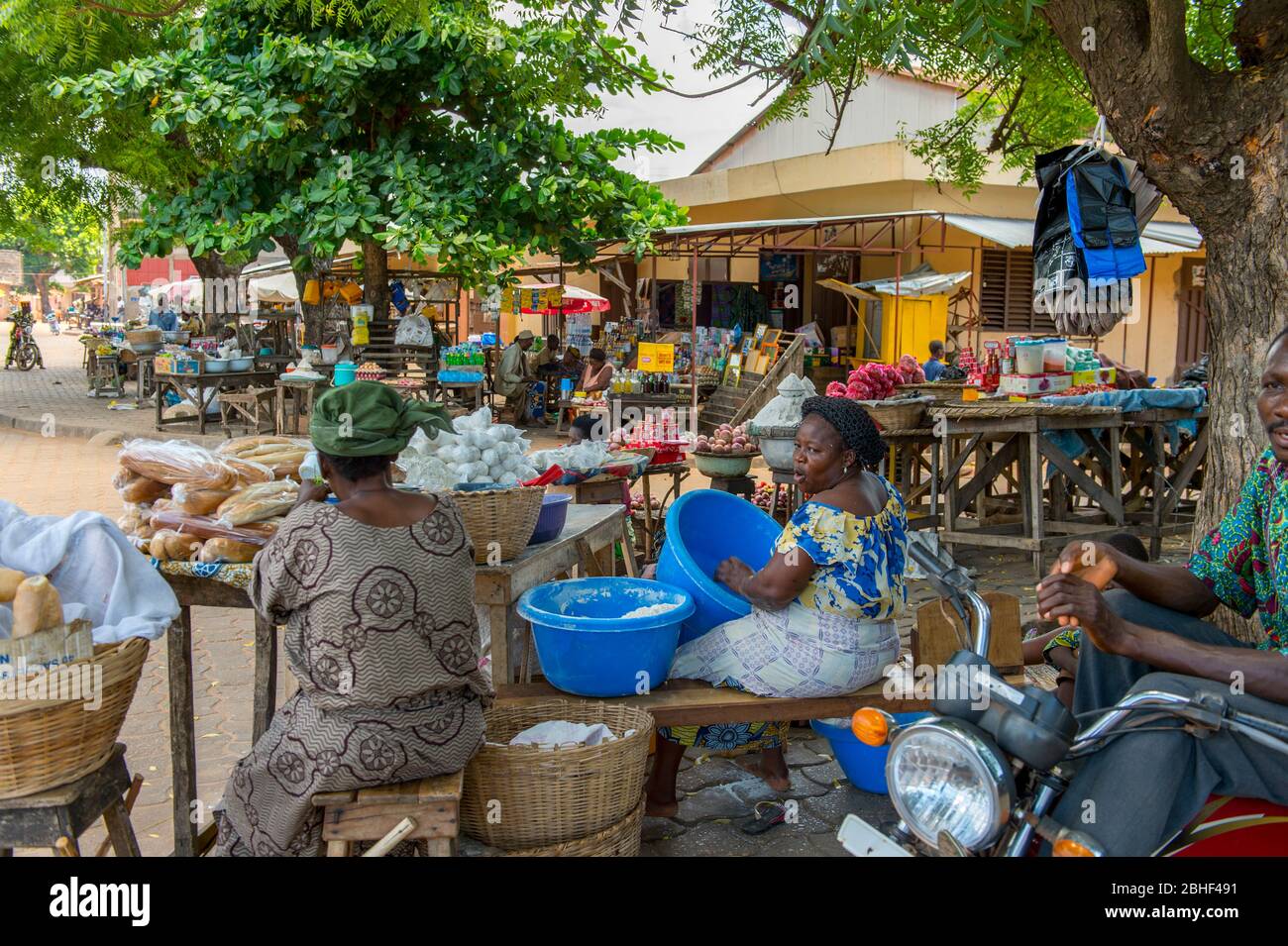 People selling goods hi-res stock photography and images - Alamy