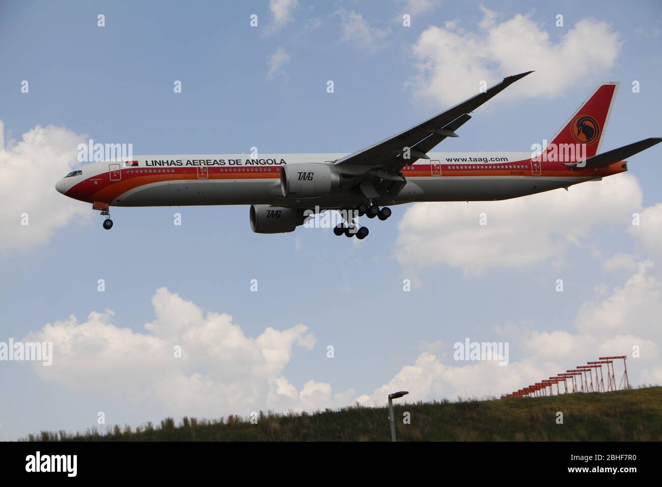 Taag Linhas Aereas De Angola High Resolution Stock Photography and ...