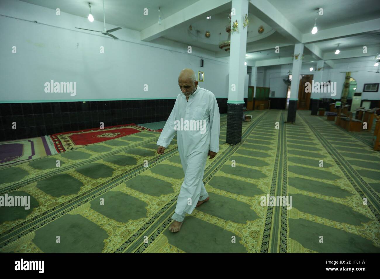 Inside mosque baghdad iraq hi-res stock photography and images - Alamy