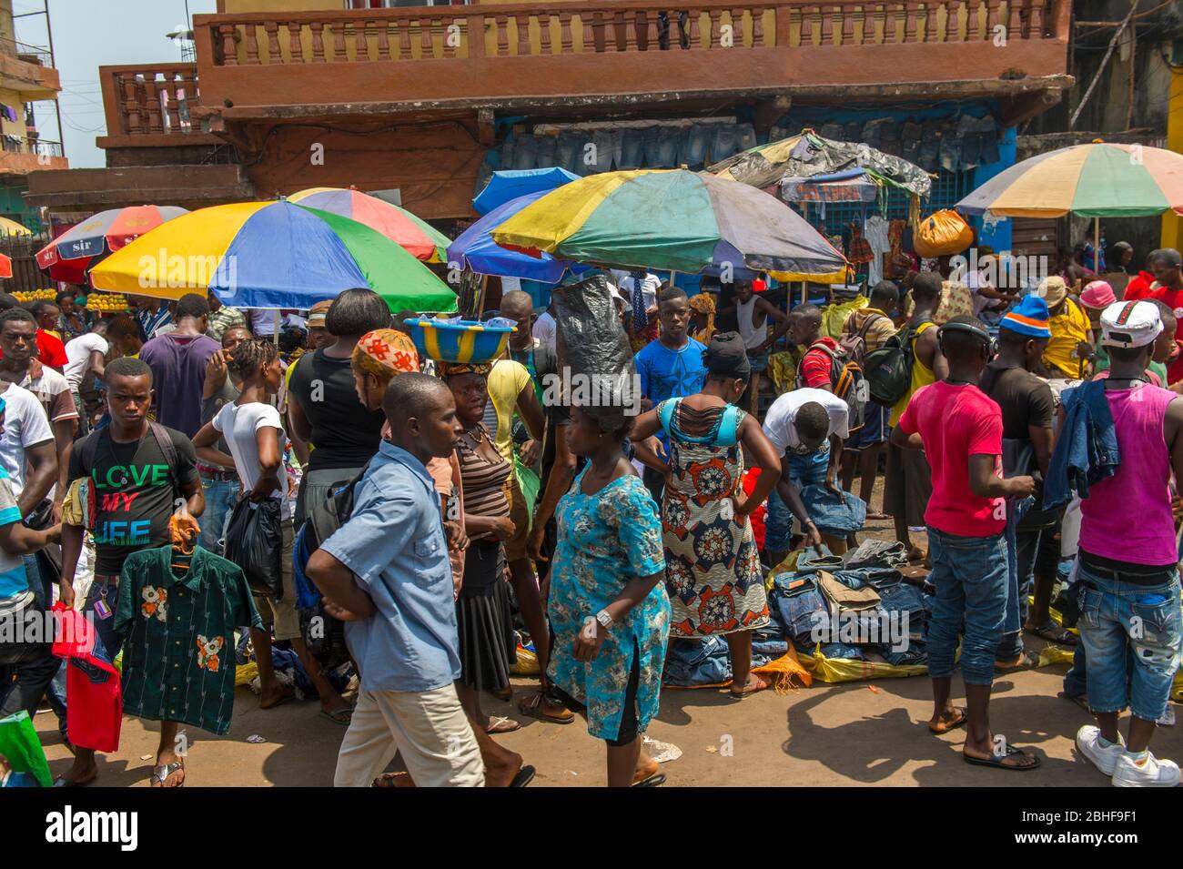 Freetown sierra leone street scene hi-res stock photography and images ...