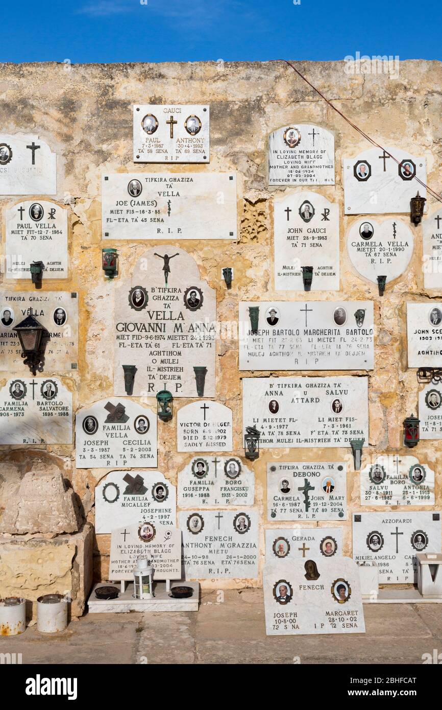 Wall of cemetery hi-res stock photography and images - Alamy