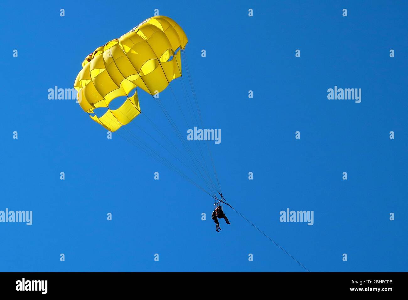 Two parasailing hi-res stock photography and images - Alamy