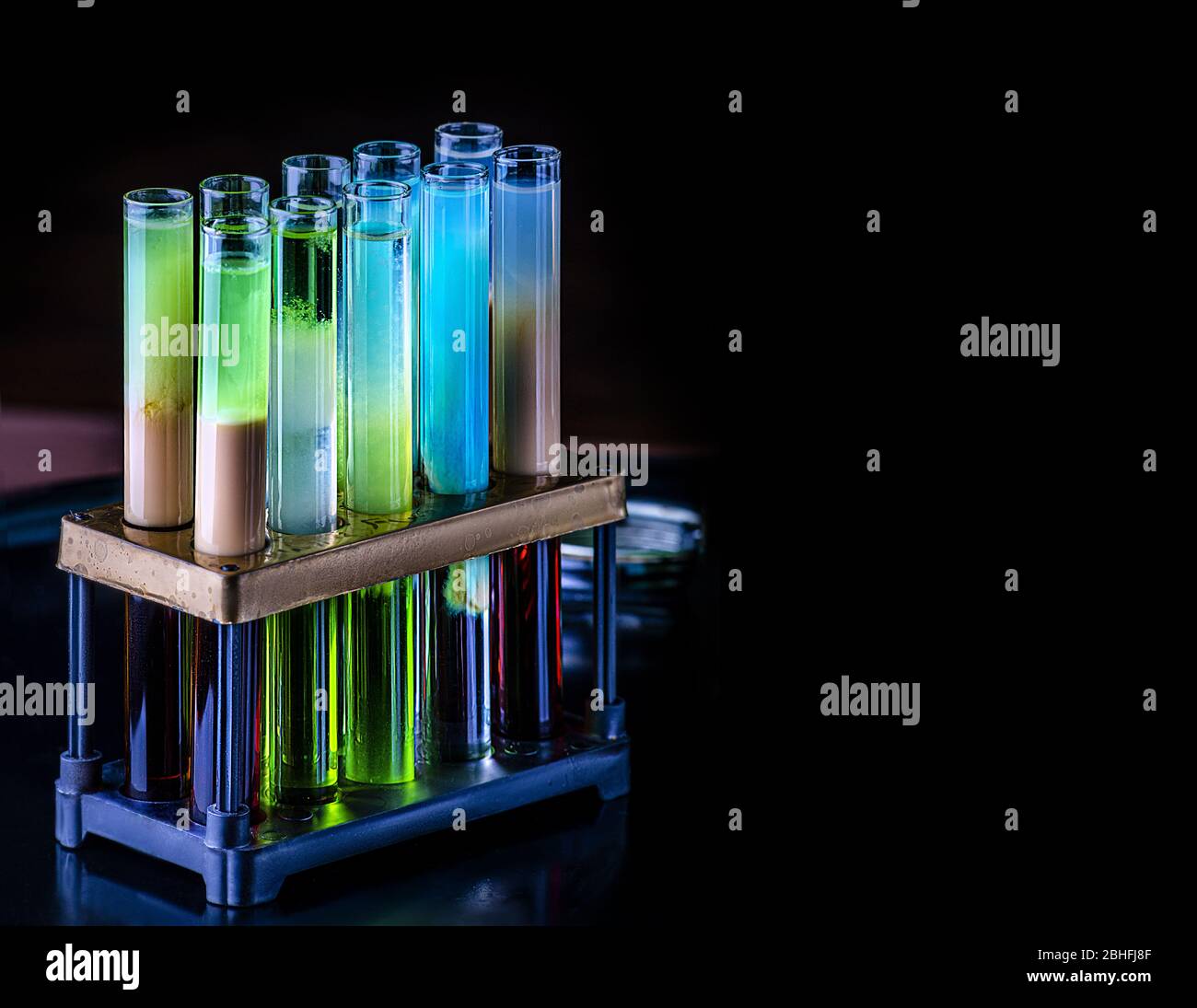 Test tubes in ice hi-res stock photography and images - Alamy