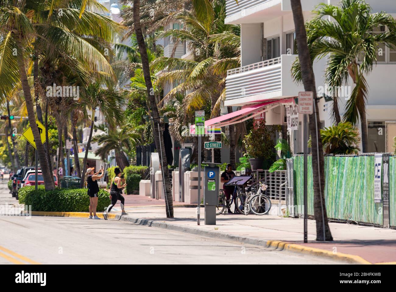 Miami beach slow down coronavirus hi-res stock photography and images ...