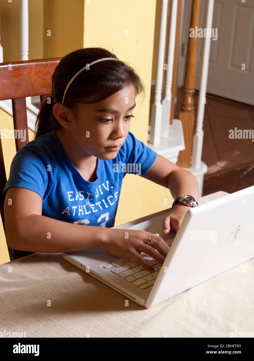 10 year old girl laptop hi-res stock photography and images - Alamy