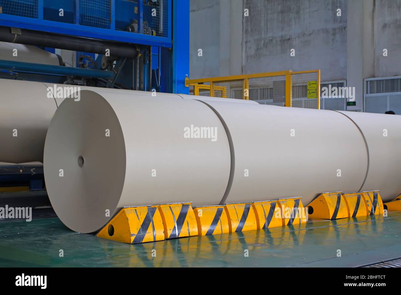 Kraft paper roll hi-res stock photography and images - Alamy