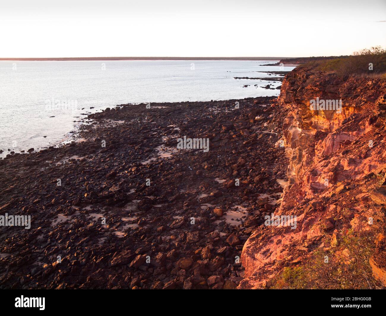 Red cliffs and low tide on the Indian Ocean coastline, Pender Bay ...