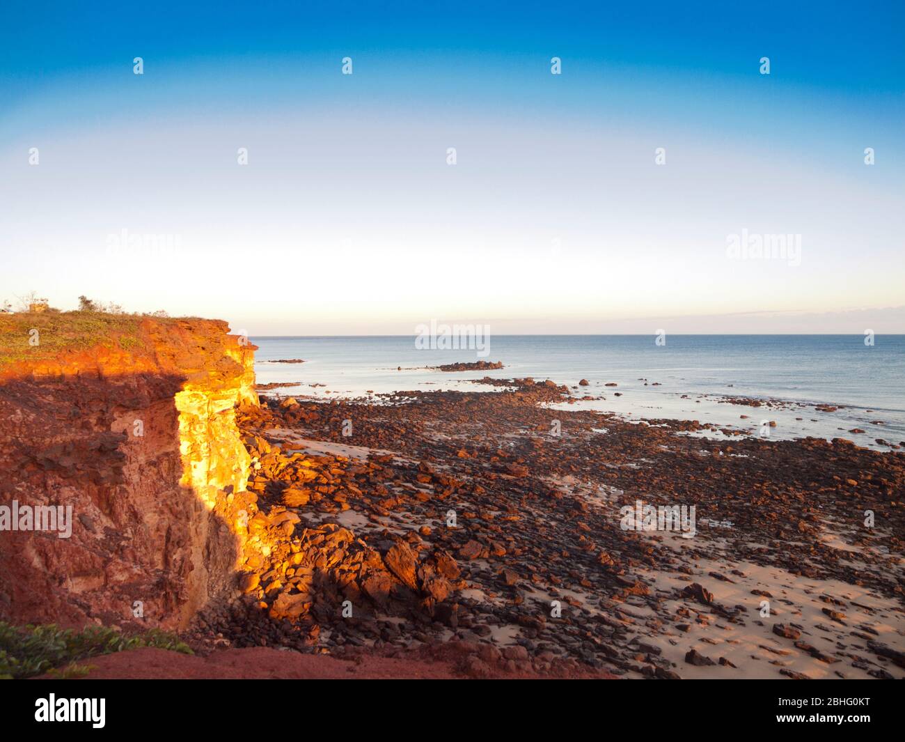 Red cliffs and low tide on the Indian Ocean coastline, Pender Bay ...
