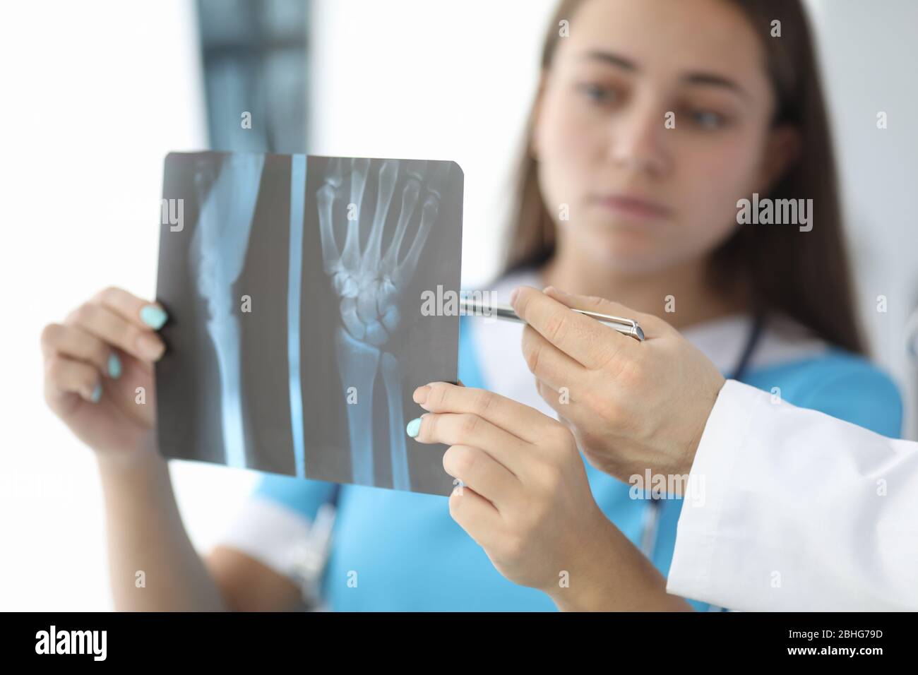 Doctor discussing x-ray of patient Stock Photo - Alamy