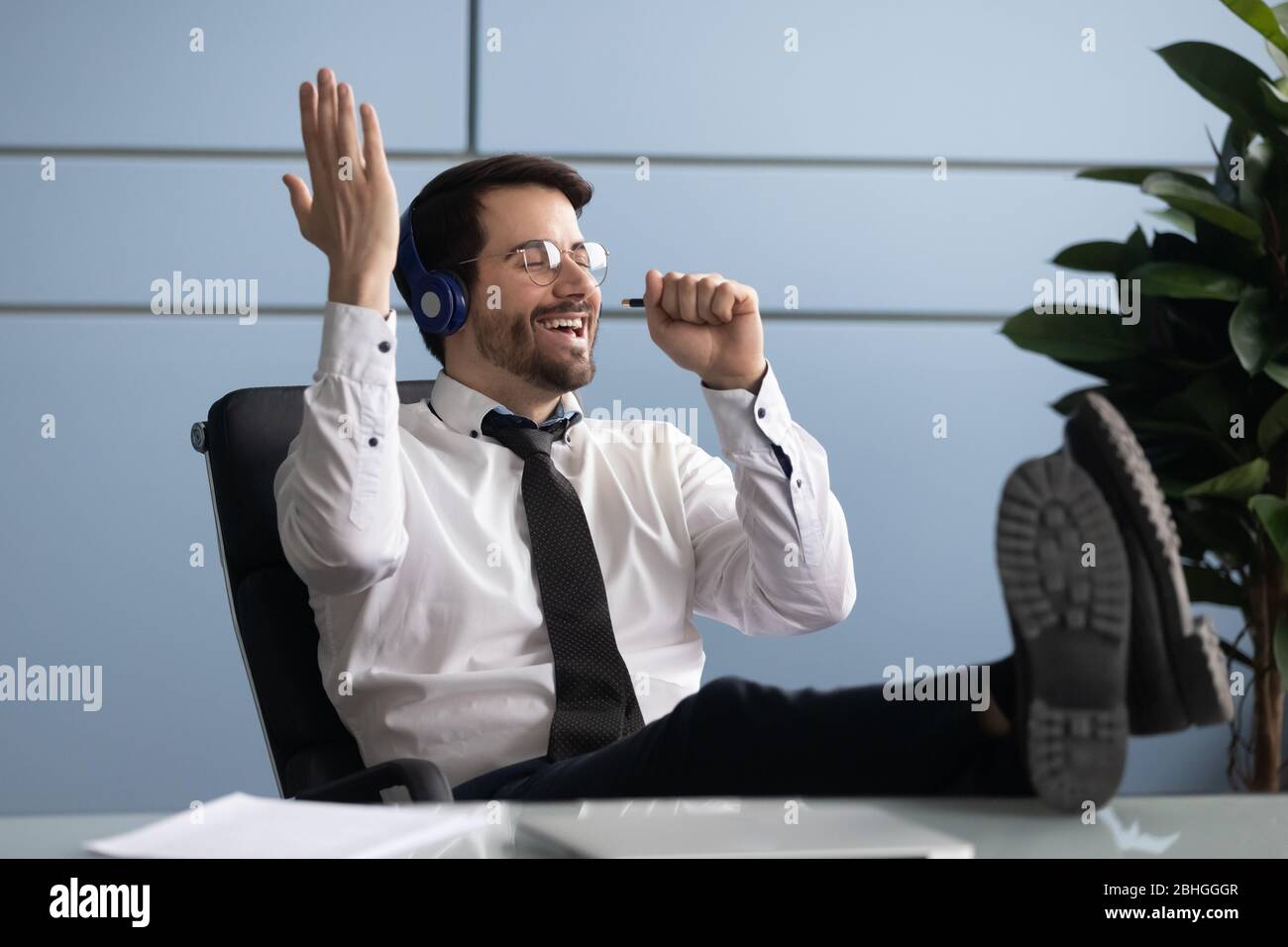 People sing break free hi-res stock photography and images - Alamy