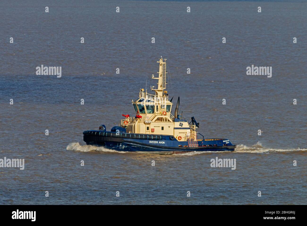 Tug coming out from Portbury docks Stock Photo - Alamy