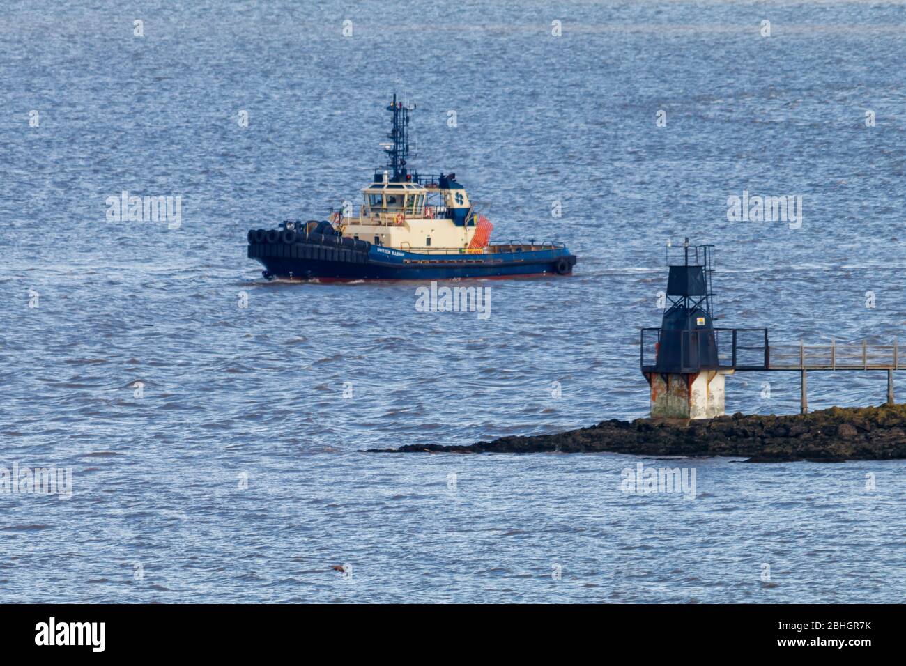Tug coming out from Portbury docks Stock Photo - Alamy
