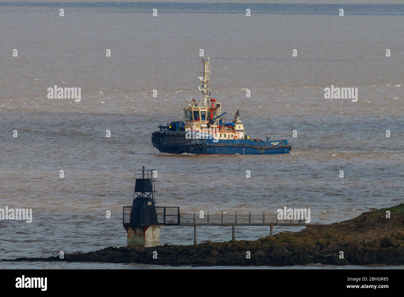 Tug coming out from Portbury docks Stock Photo - Alamy