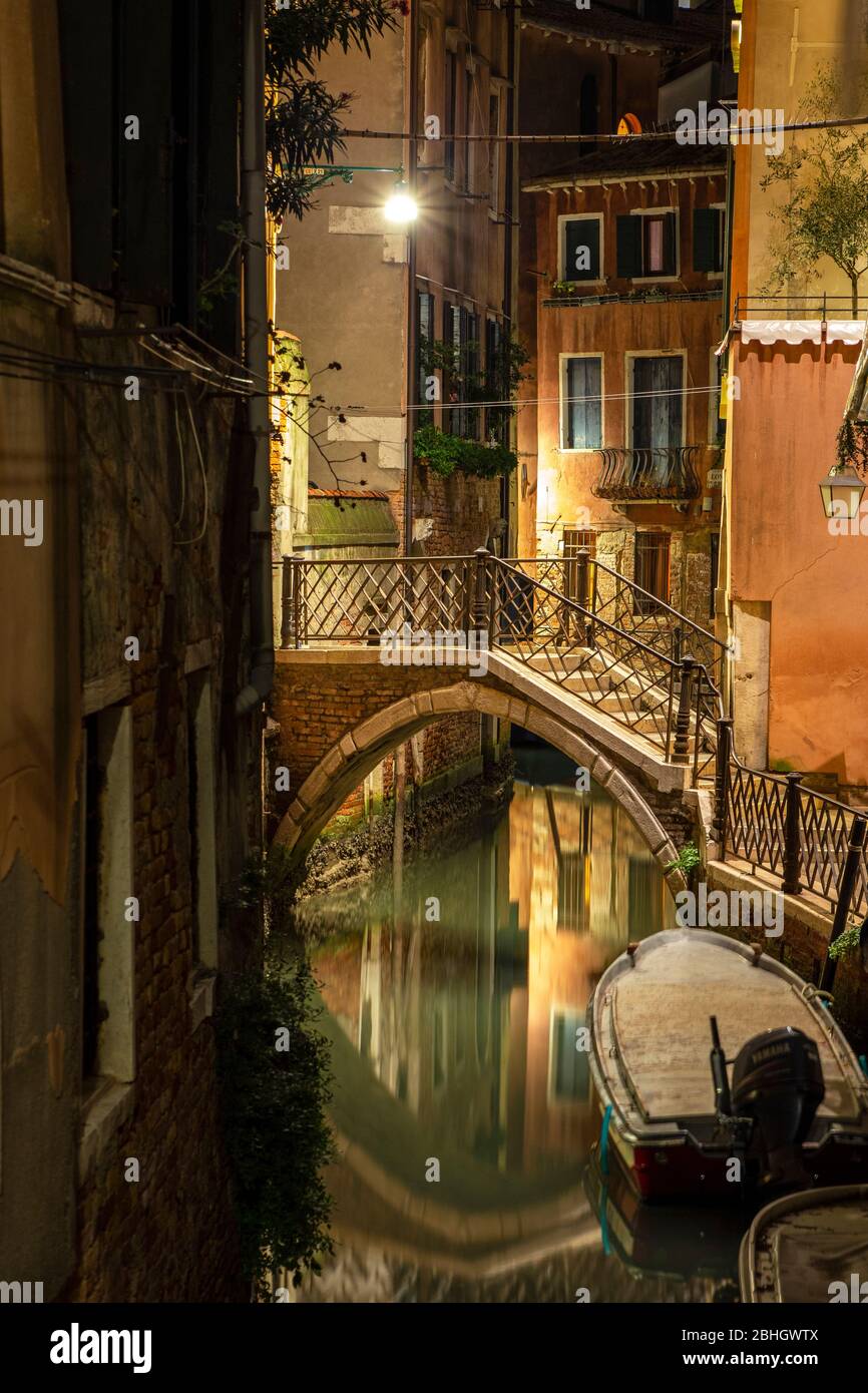 Bridge in the backstreets of venice hi-res stock photography and images ...