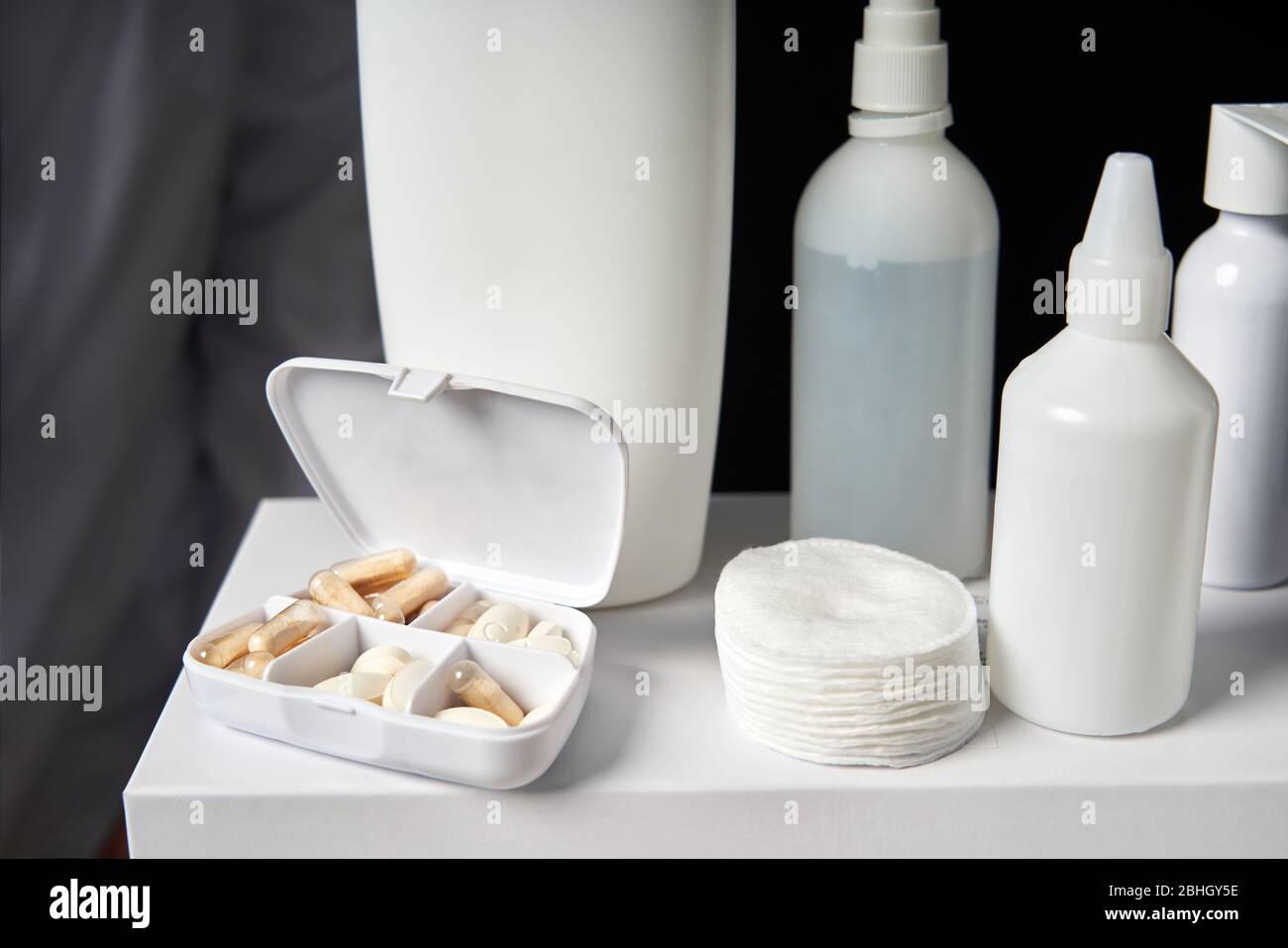 White box with pills and Blank medicine bottles Stock Photo - Alamy