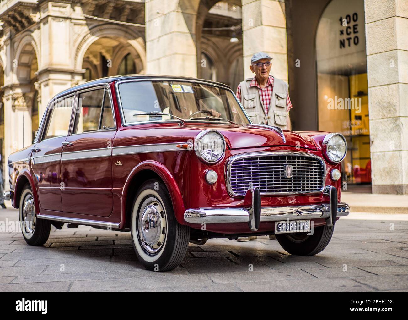 Red oldtimer hi-res stock photography and images - Alamy