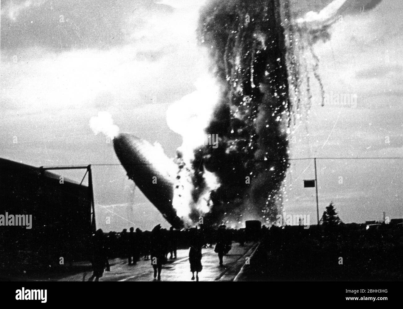 Hindenburg disaster may 1937 german hi-res stock photography and images ...