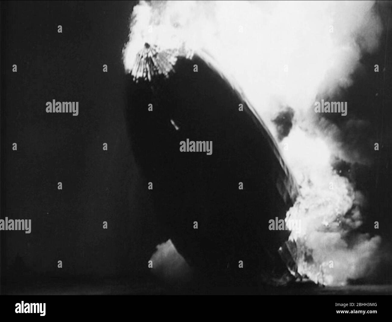 Hindenburg disaster may 1937 german hi-res stock photography and images ...