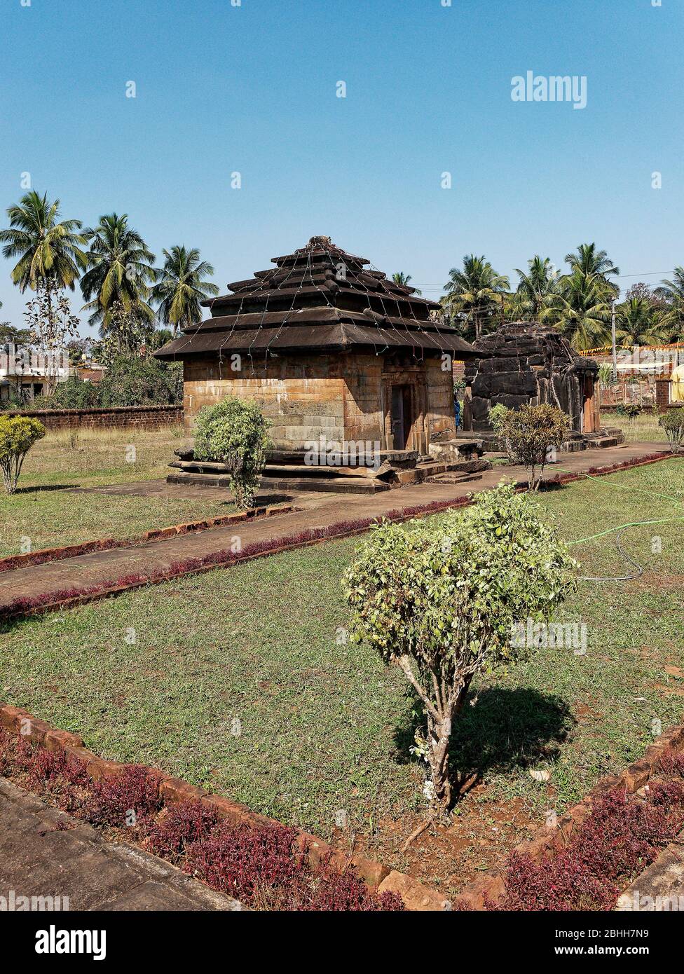 Small shrine hindu hi-res stock photography and images - Alamy