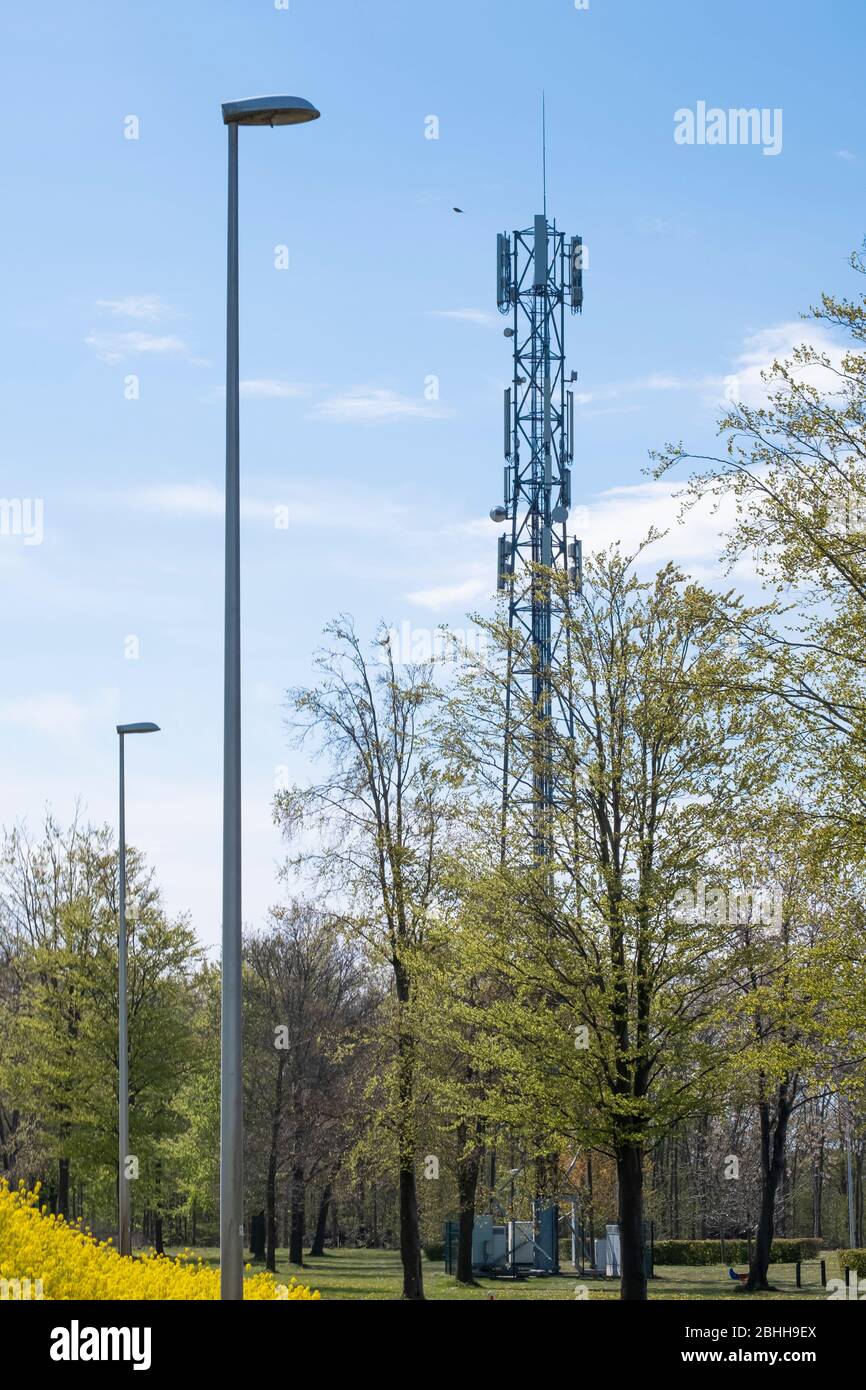 5G Network Connection Concept-5G smart cellular network antenna base ...