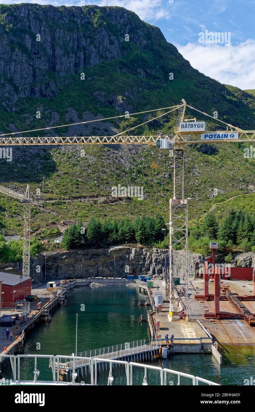 The Oceanic Endeavour reversing out of the water filled Dry Dock at the ...