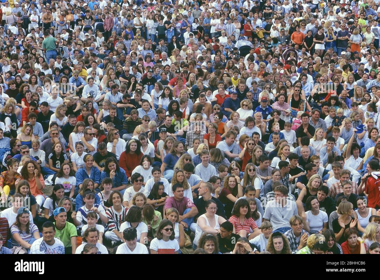Photograph of a crowd of people hi-res stock photography and images - Alamy