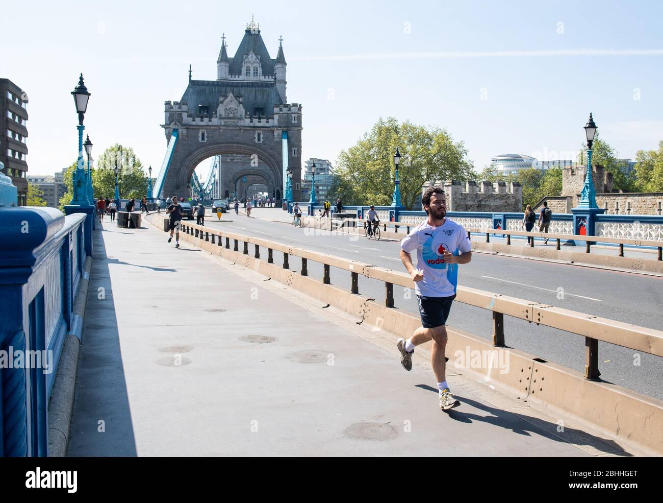 A runner passes over tower bridge hi-res stock photography and images ...