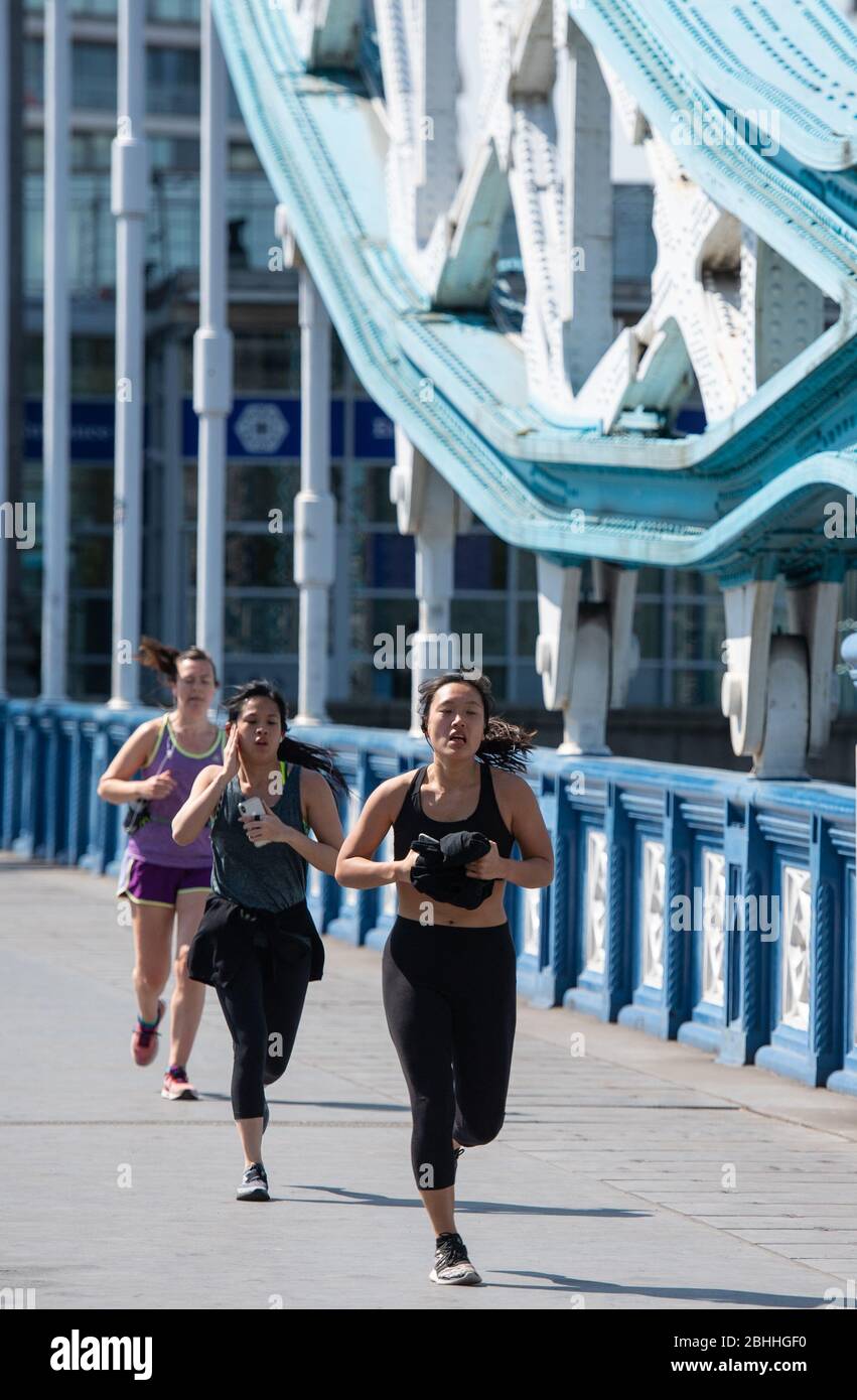 Runners pass over tower bridge hi-res stock photography and images - Alamy
