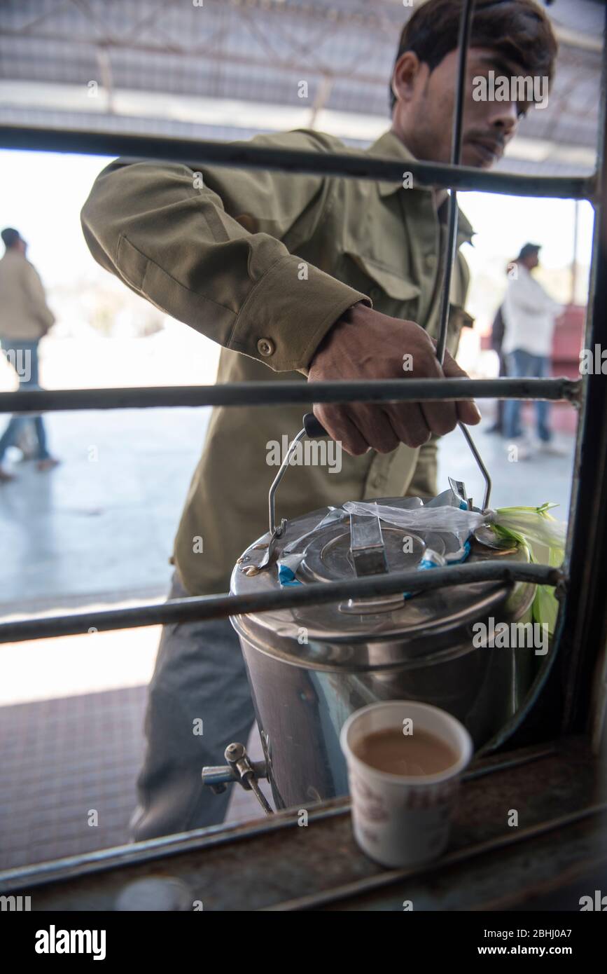 Platform food indian railway hi-res stock photography and images - Alamy
