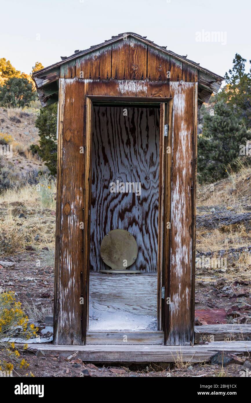American outhouse hi-res stock photography and images - Alamy