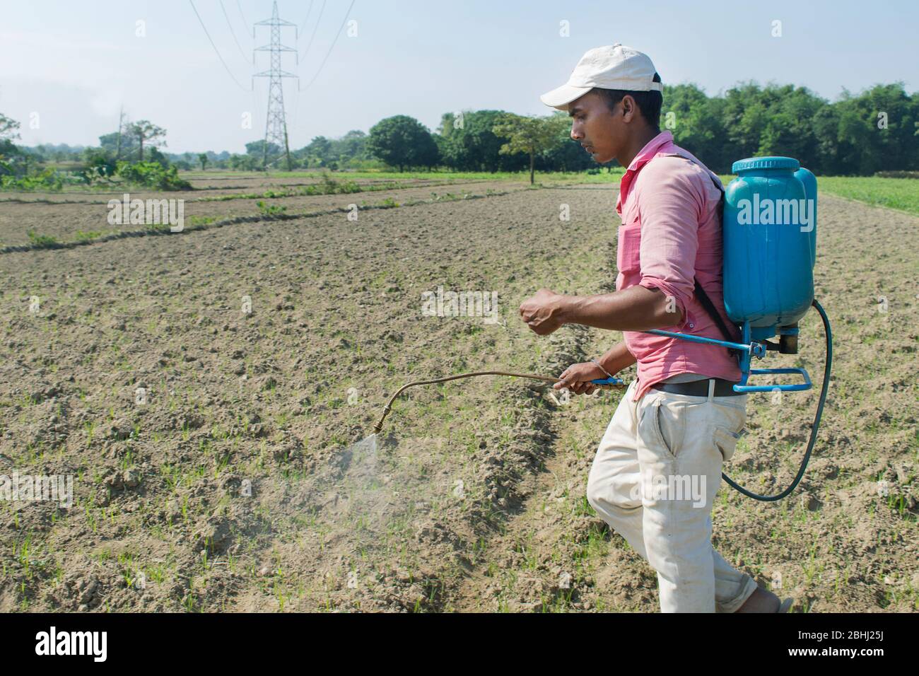 Farmer spraying pesticide hi-res stock photography and images - Alamy