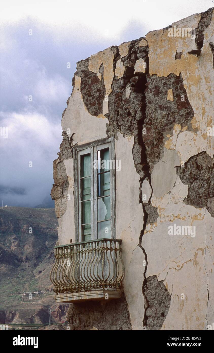 Crack balcony hi-res stock photography and images - Alamy