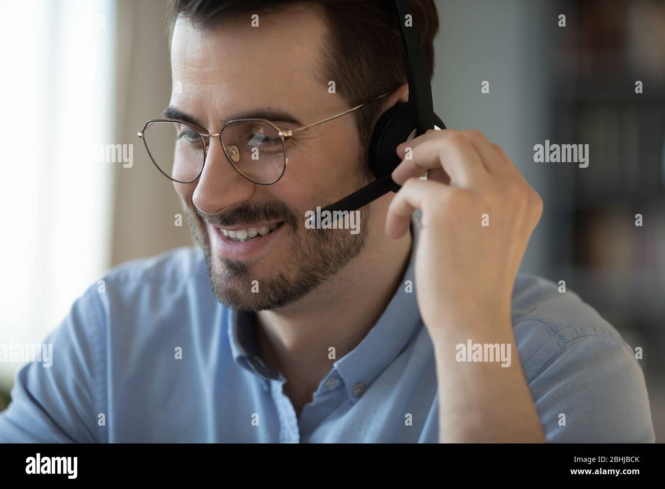 Man wearing headset hi-res stock photography and images - Alamy