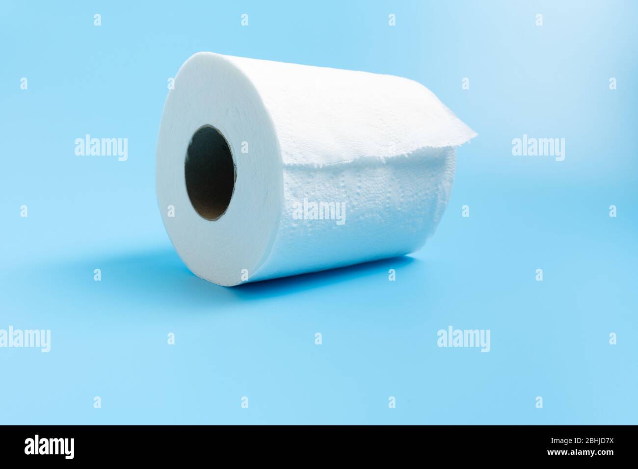 Single toilet paper roll Stock Photo - Alamy