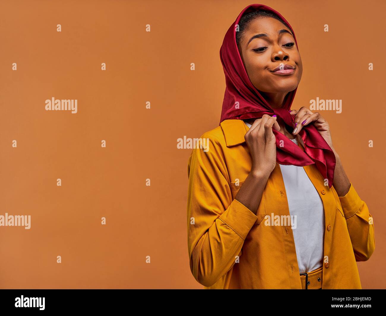 African lady headscarf hi-res stock photography and images - Alamy