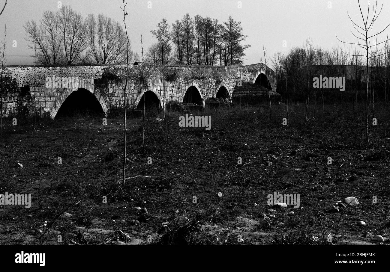 PUENTE ROMANO SOBRE EL RIO JARAMA - FOTOGRAFIA EN BLANCO Y NEGRO - AÑOS ...