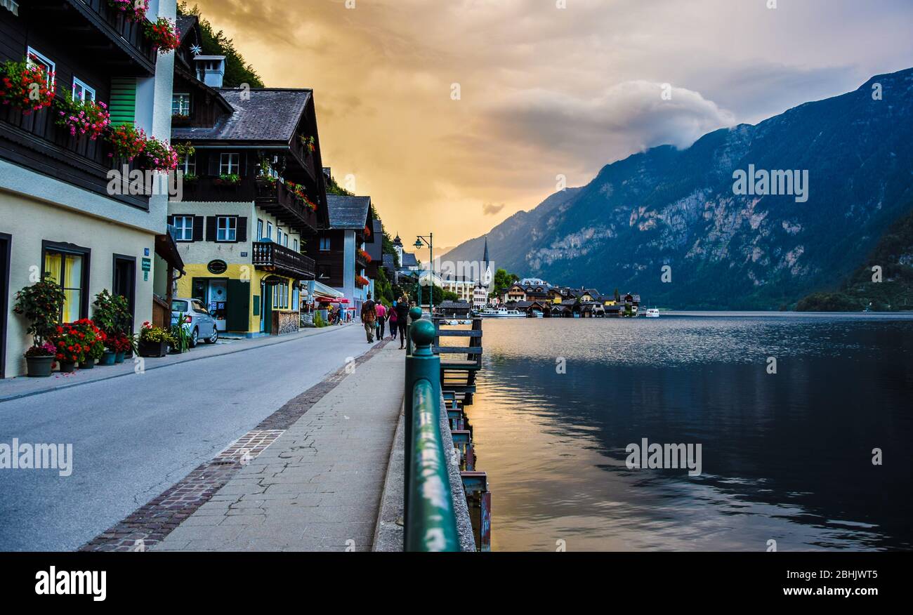 Hallstatt tourists hi-res stock photography and images - Alamy