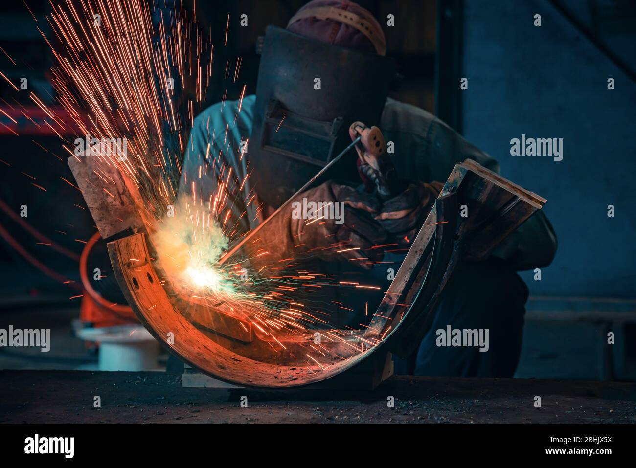 Welding steel structures and bright sparks in steel construction ...
