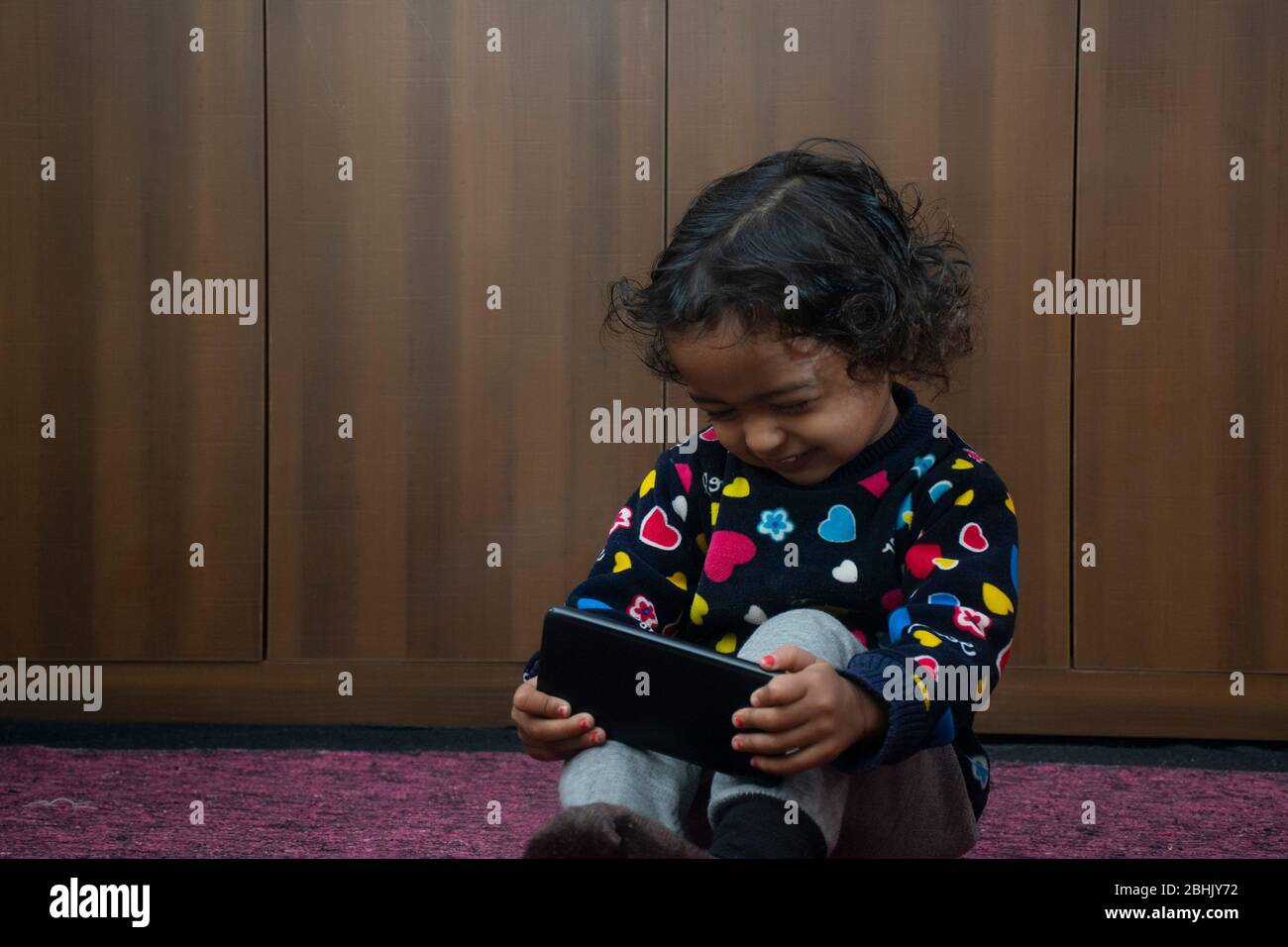 child using a mobile phone Stock Photo - Alamy