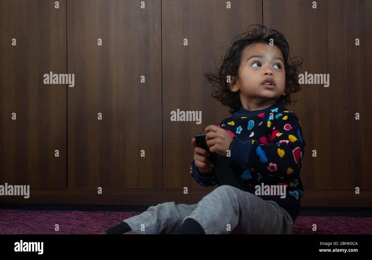 child using a mobile phone Stock Photo - Alamy