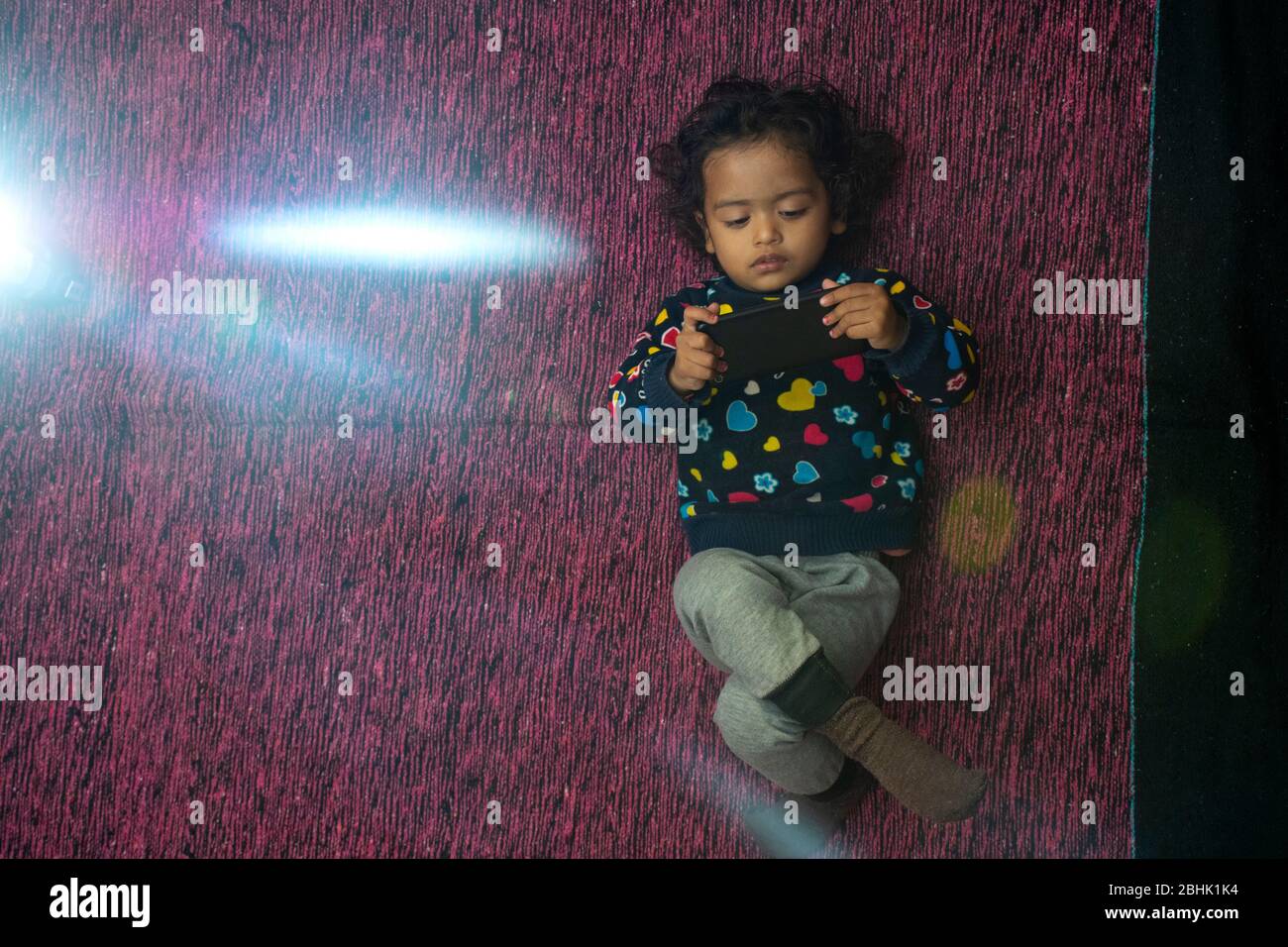 child using a mobile phone Stock Photo - Alamy