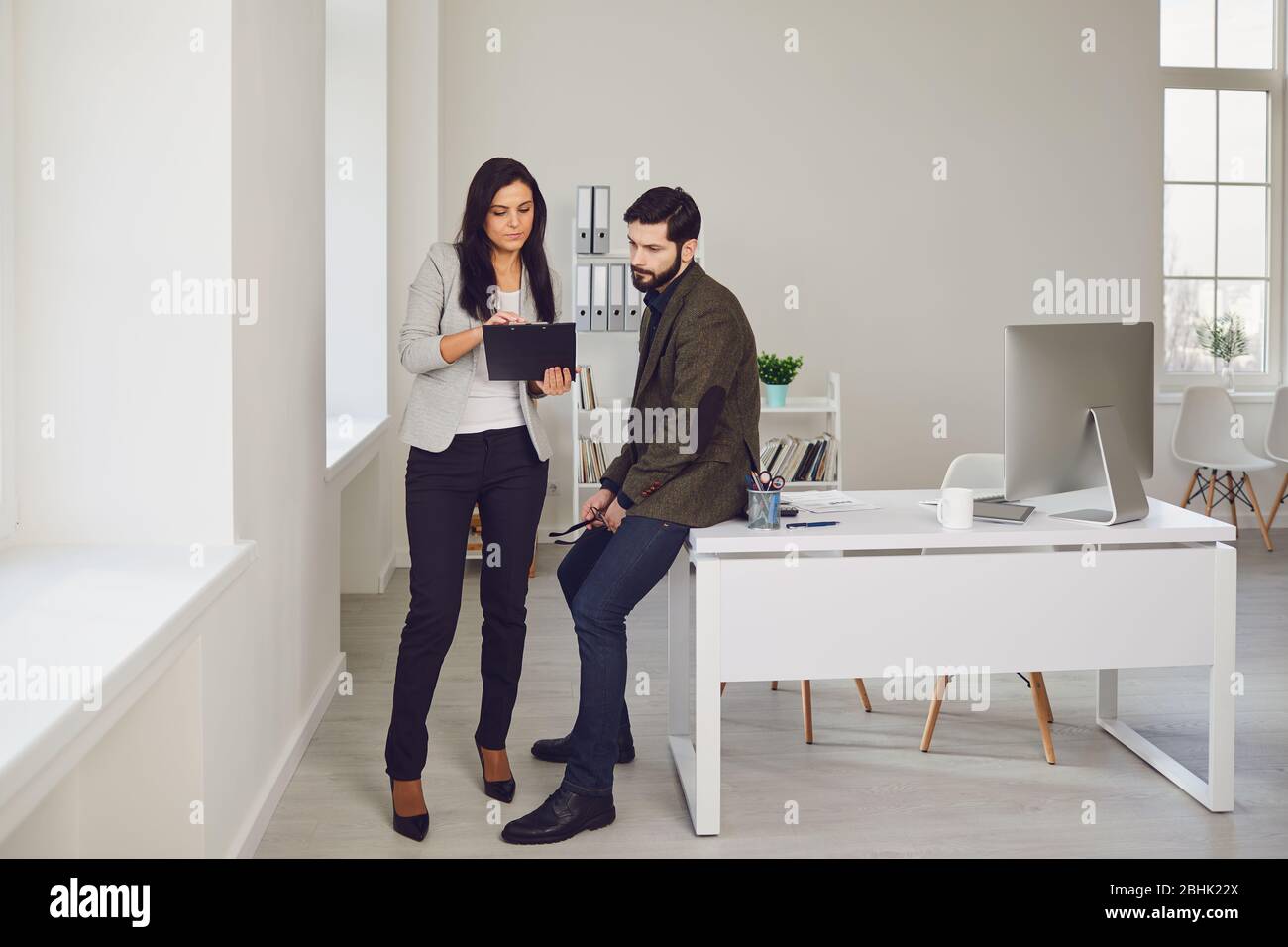 Two people talking office hi-res stock photography and images - Alamy