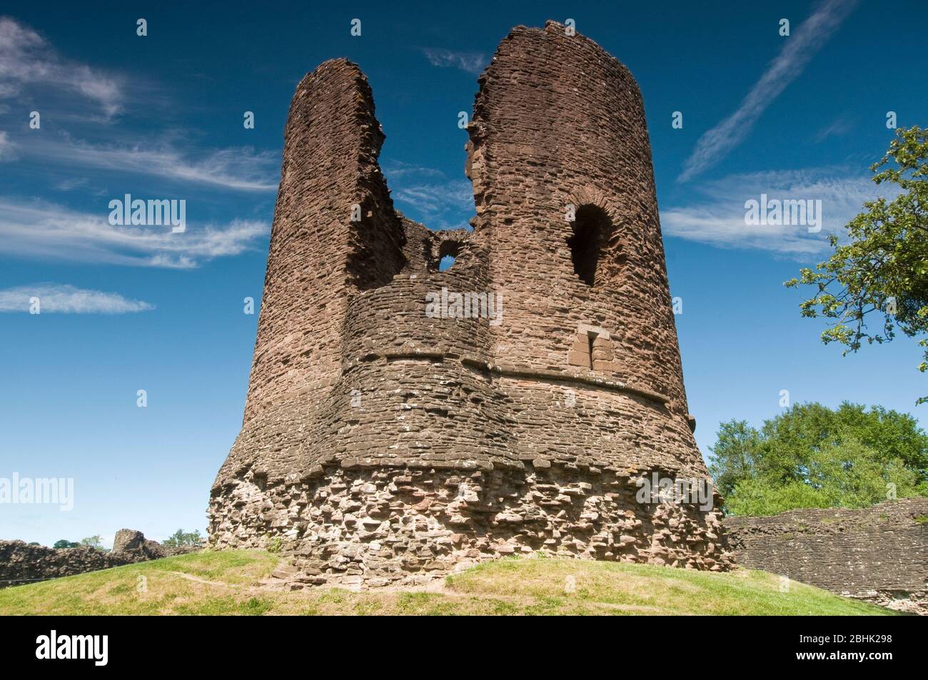 13th century medieval round tower fortress of hi-res stock photography ...