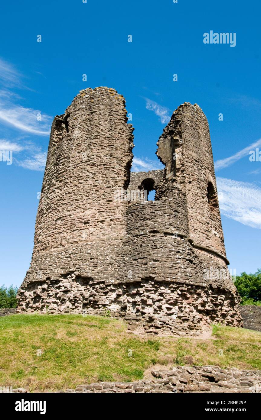 13th century medieval round tower fortress of hi-res stock photography ...