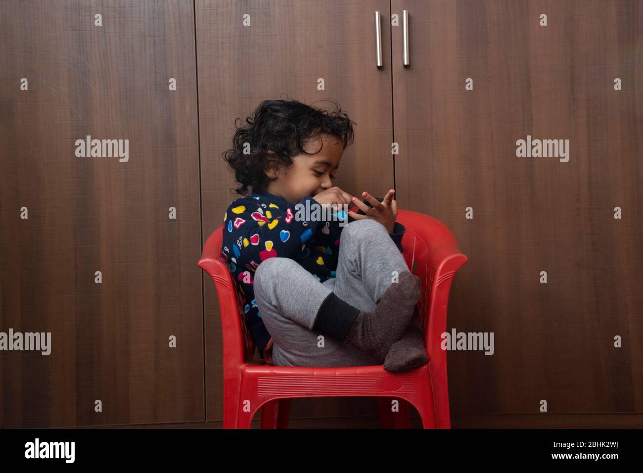 child using a mobile phone Stock Photo - Alamy