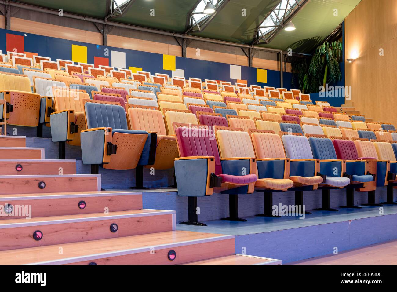 Auditorium seating hi-res stock photography and images - Alamy