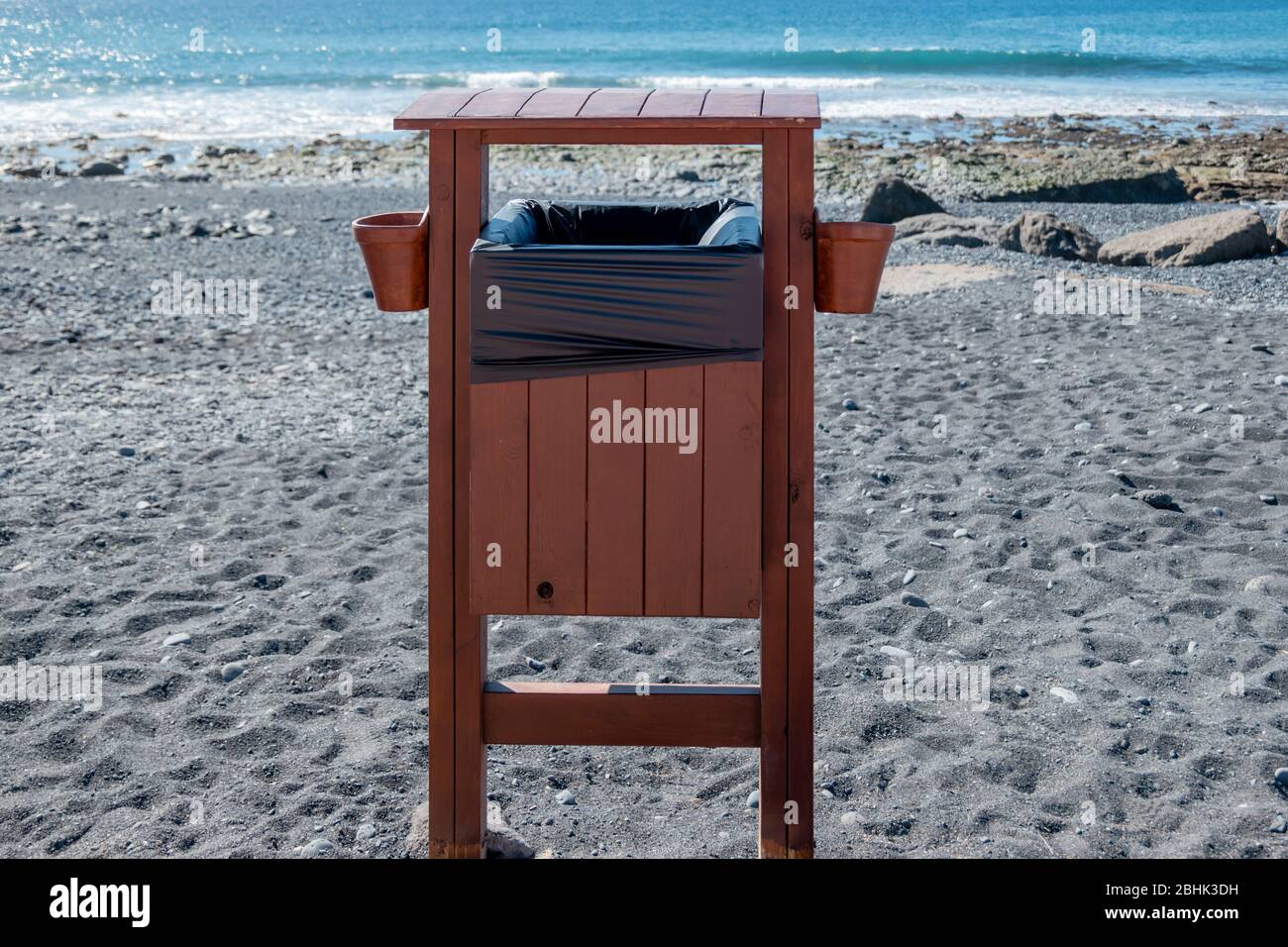 Rubbish bin on the beach hi-res stock photography and images - Alamy